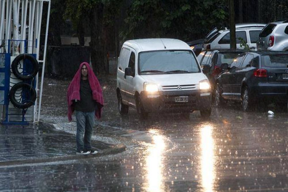 Diluvia en Buenos Aires y hay alerta por lluvia y vientos