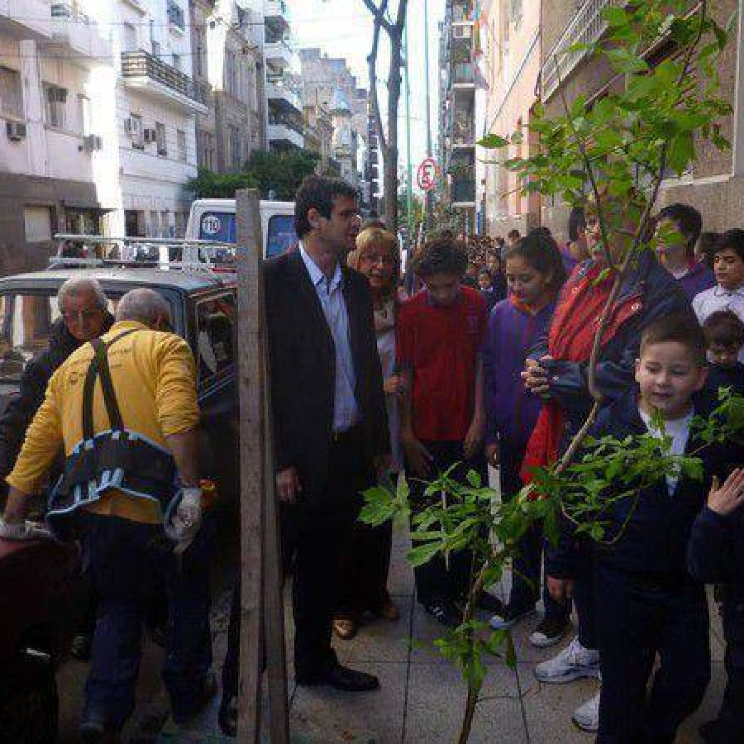 Balvanera: la Comuna 3 plantó árboles junto a estudiantes