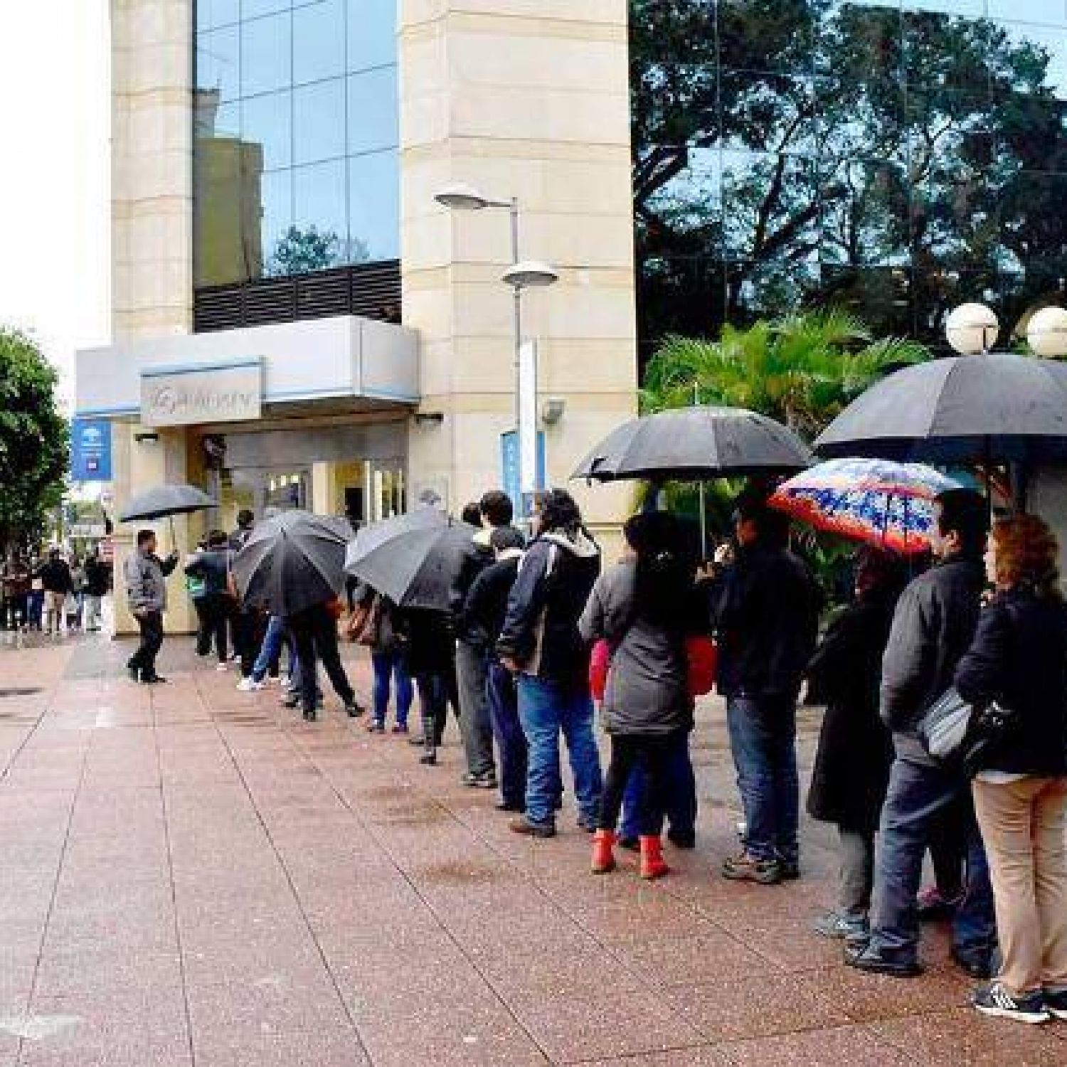 Las largas filas por efectivo siguen en los cajeros y hay más limitaciones