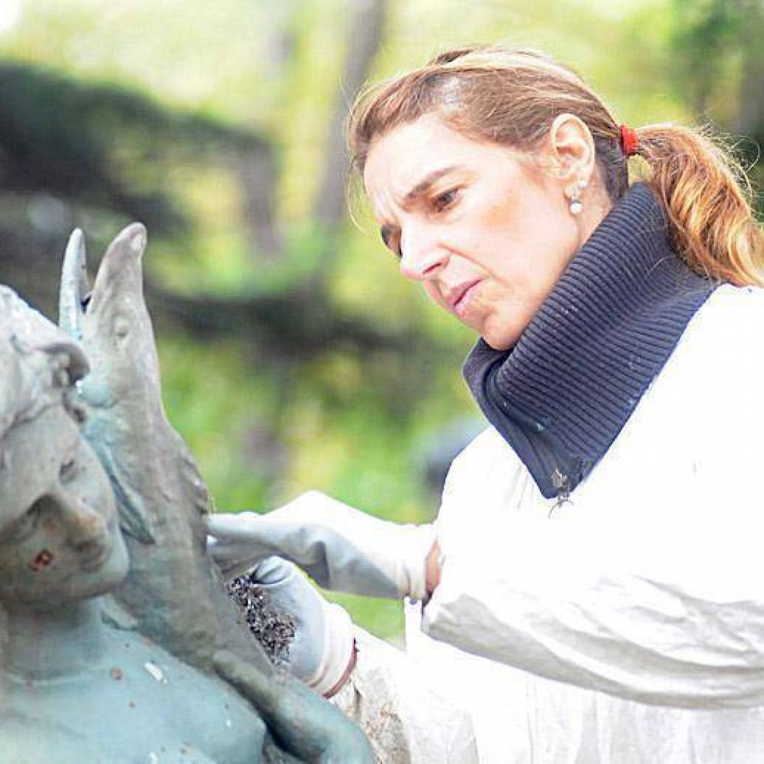 La mujer que salva las esculturas que sobreviven en las plazas
