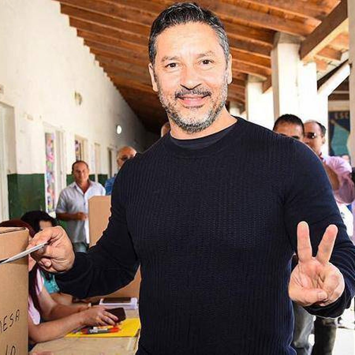 Gustavo Menéndez va por su reelección y lleva de primer candidata a ...