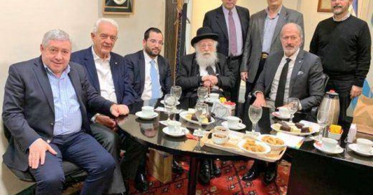 El líder del BUR, Rab Samuel Levin, fue recibido por las autoridades de ...