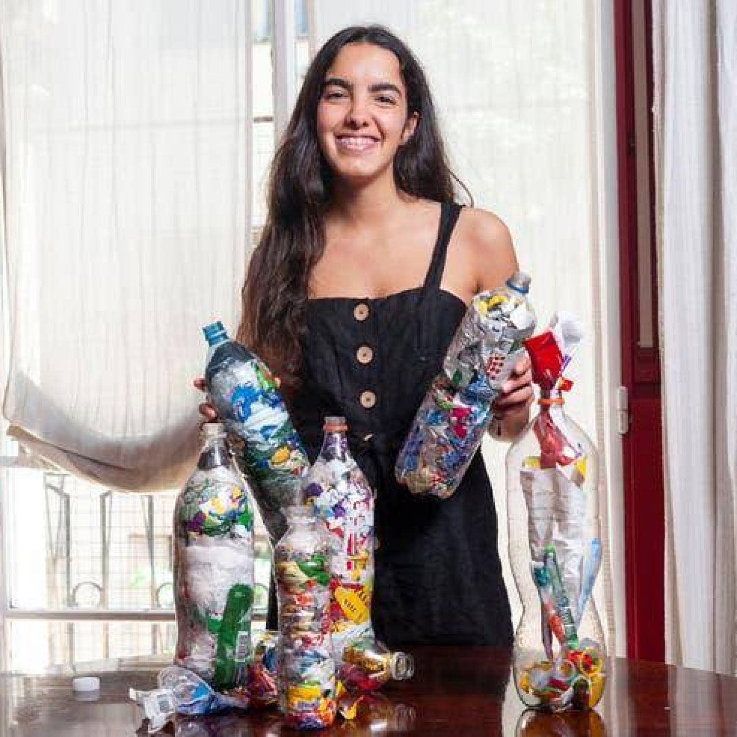 Botellas de Amor: la forma de reciclar plásticos que unió a miles de ...