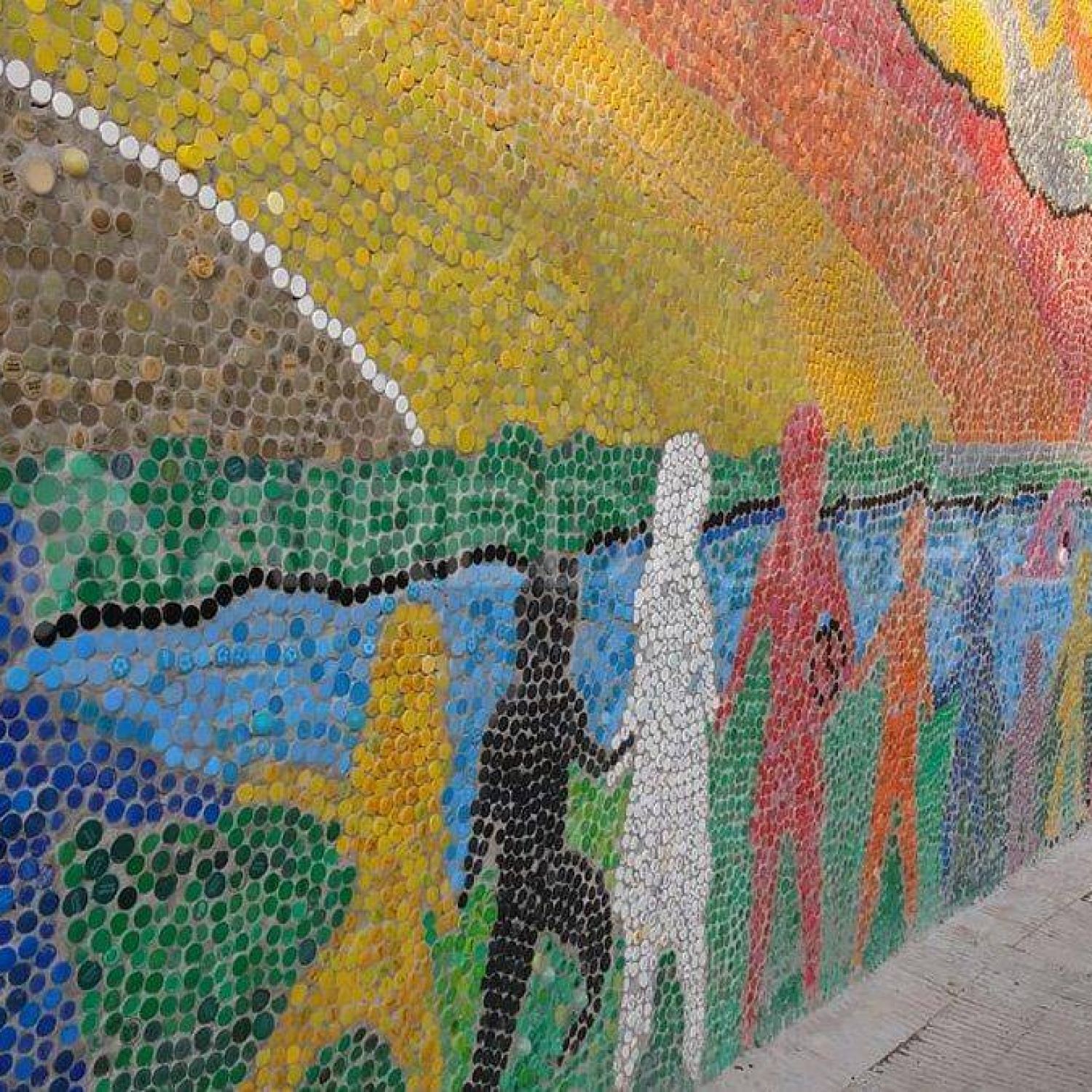 Alumnos inauguraron un mural hecho con más de 50.000 tapitas plásticas