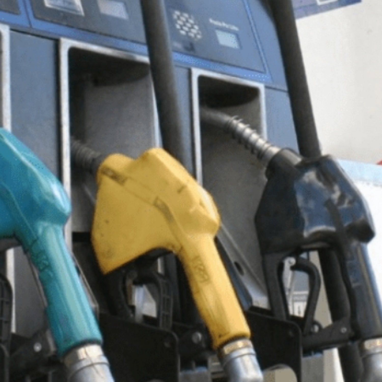 Volvió a subir la nafta: ¿Cuánto sale llenar el tanque en Córdoba?