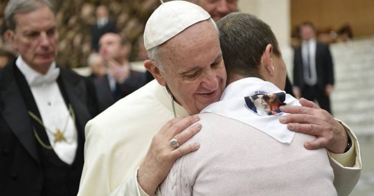 Aprojimarse y aproximarse: los 3 retos de la caridad que plantea el Papa