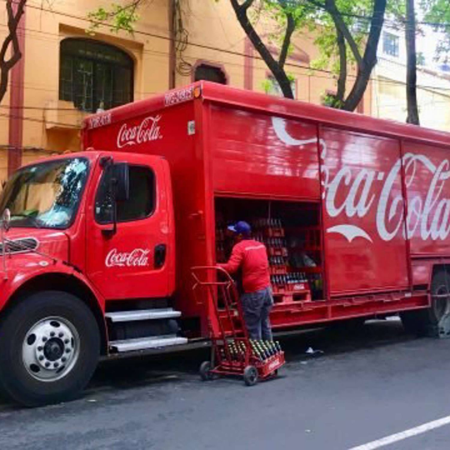 Coca-Cola Femsa sube de nuevo los precios de sus refrescos, leche y agua