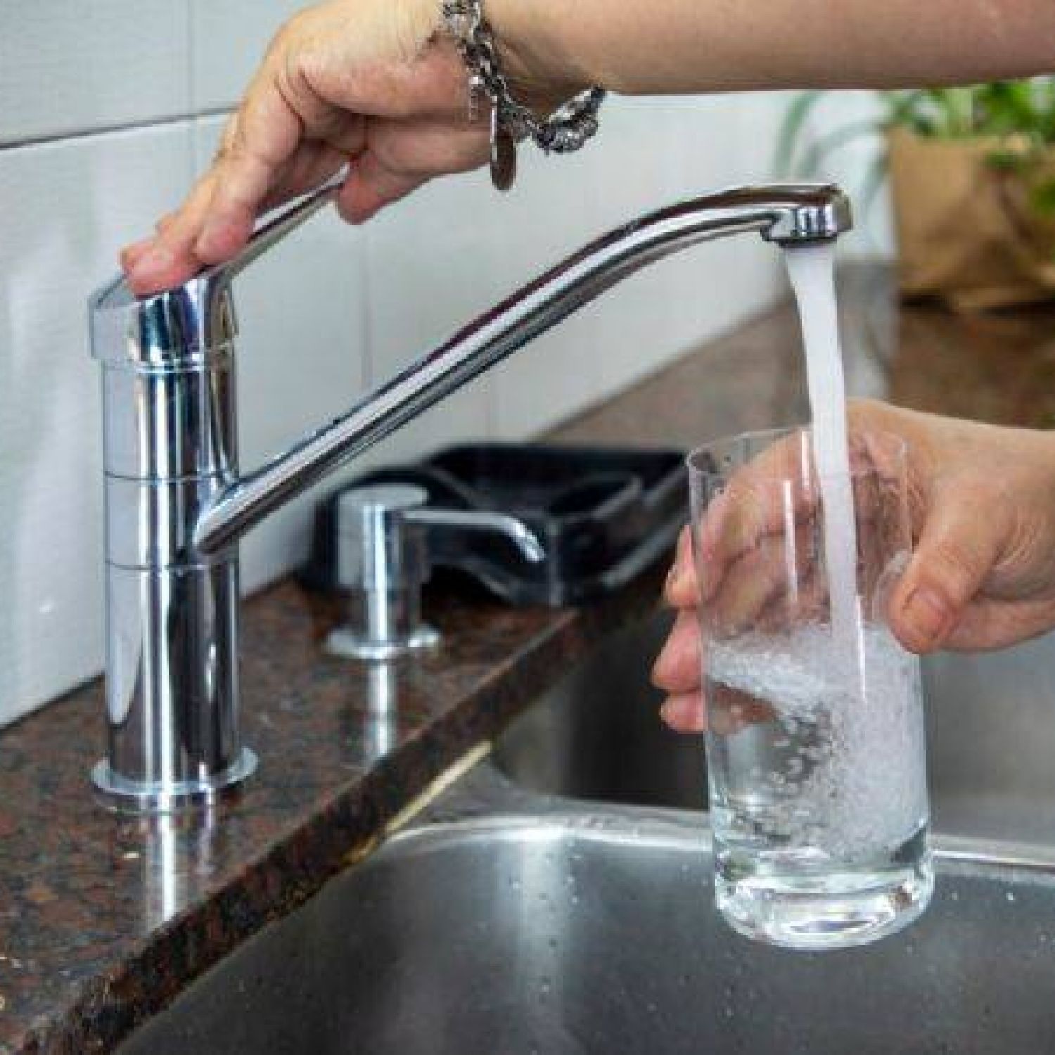 AySA solicita a los usuarios ser responsables con el uso del agua potable frente a las altas ...