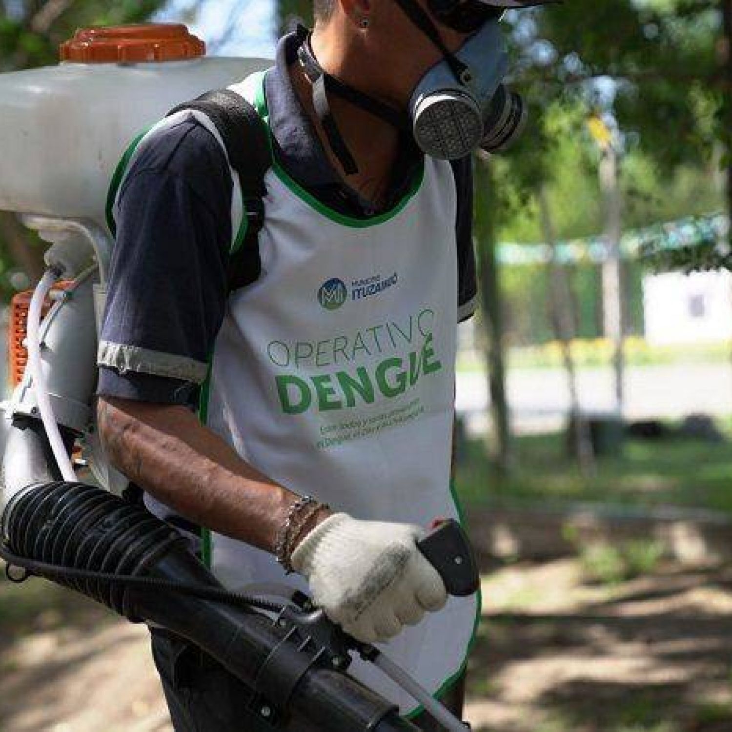 Operativos de fumigación y concientización contra el dengue en los barrios