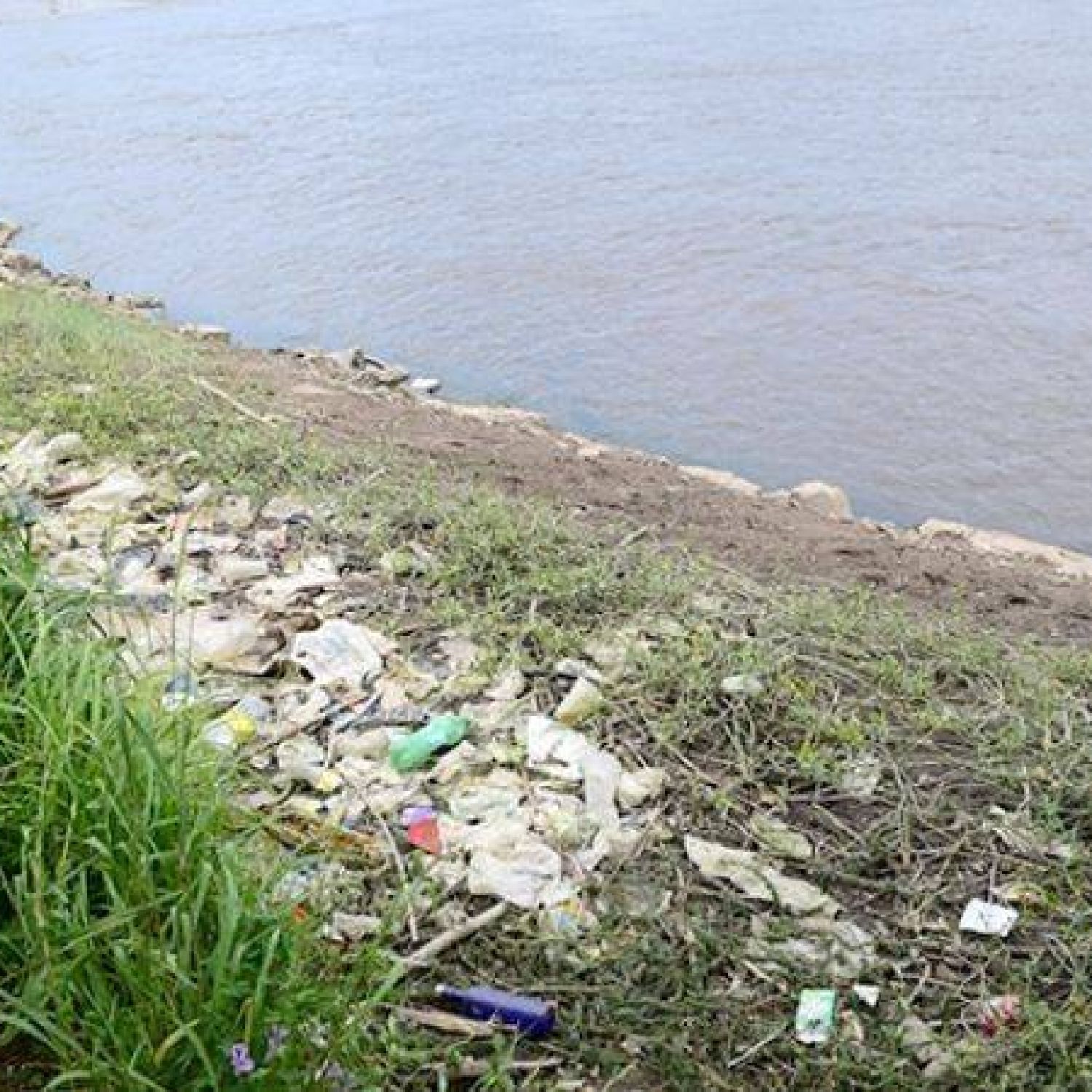 La bajante del lago dejó al descubierto la basura y la necesidad de ...