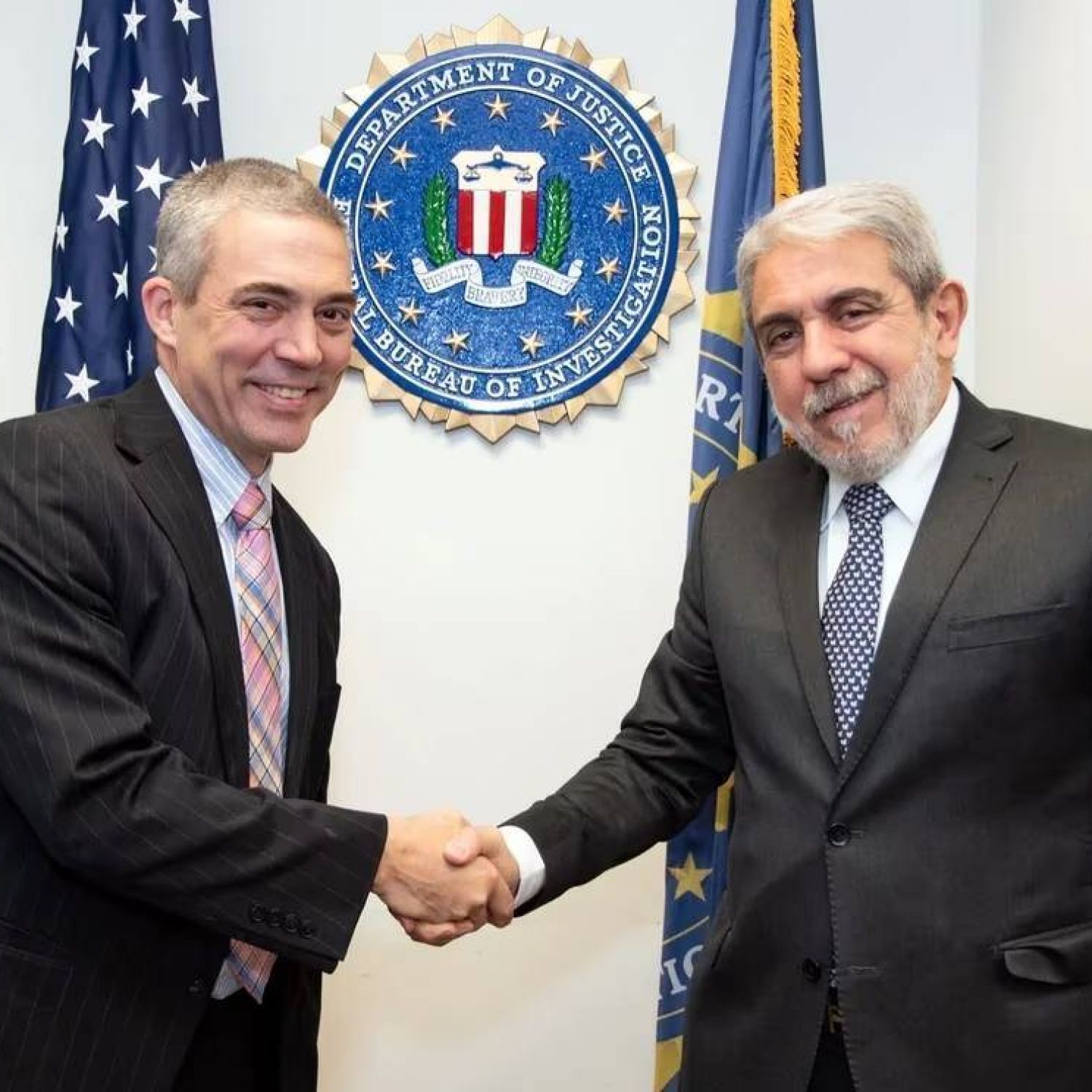 Aníbal Fernández firmó un acuerdo con el FBI para crear un equipo de ...
