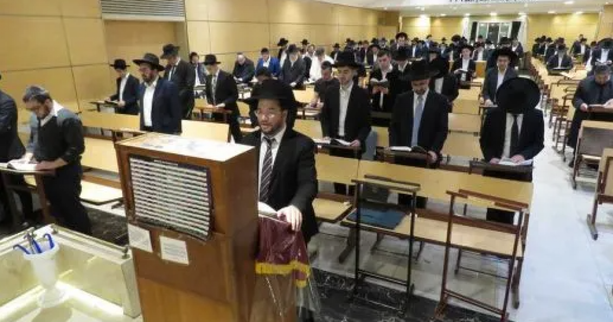 Durante el ataque de Irán a Israel, el rabino de la AMIA, Eliahu Hamra, convocó a rezar y pedir ...