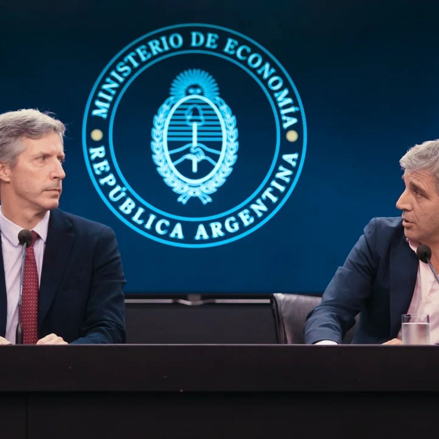 Antes de revelar los detalles del plan de "emisión cero", Caputo y ...