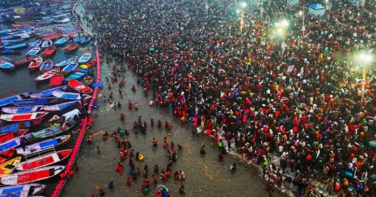 India: Una multitud de peregrinos en el festival hindú Kumbh Mela