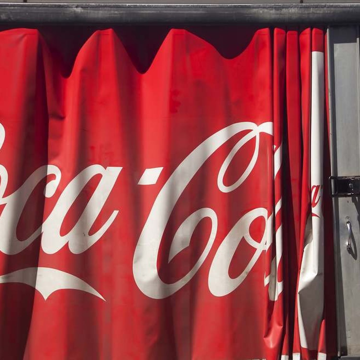 Dislugo reclama 648.000 euros a la embotelladora de Coca-Cola por dejar ...