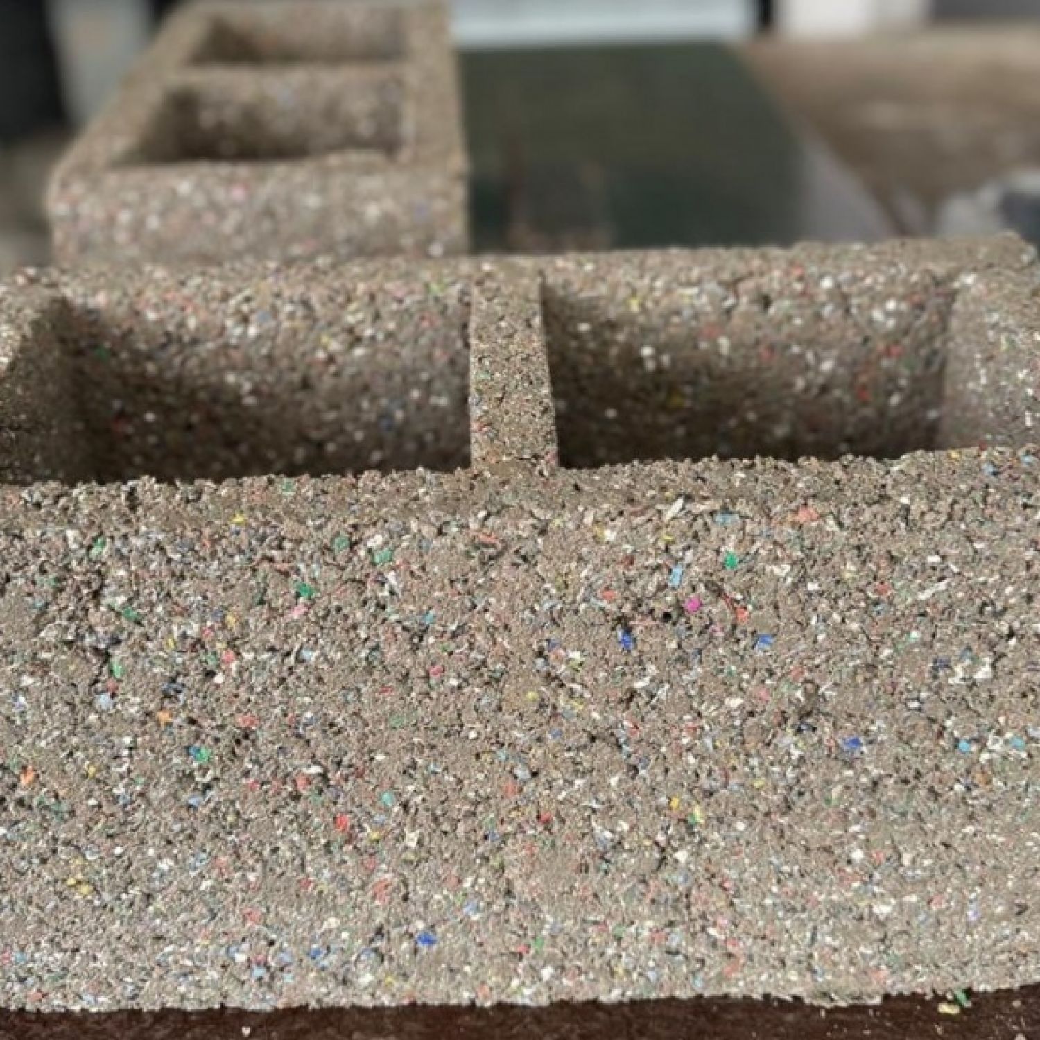 Ecobloques: Una alternativa bien nacional para reciclar, construir viviendas y generar trabajo