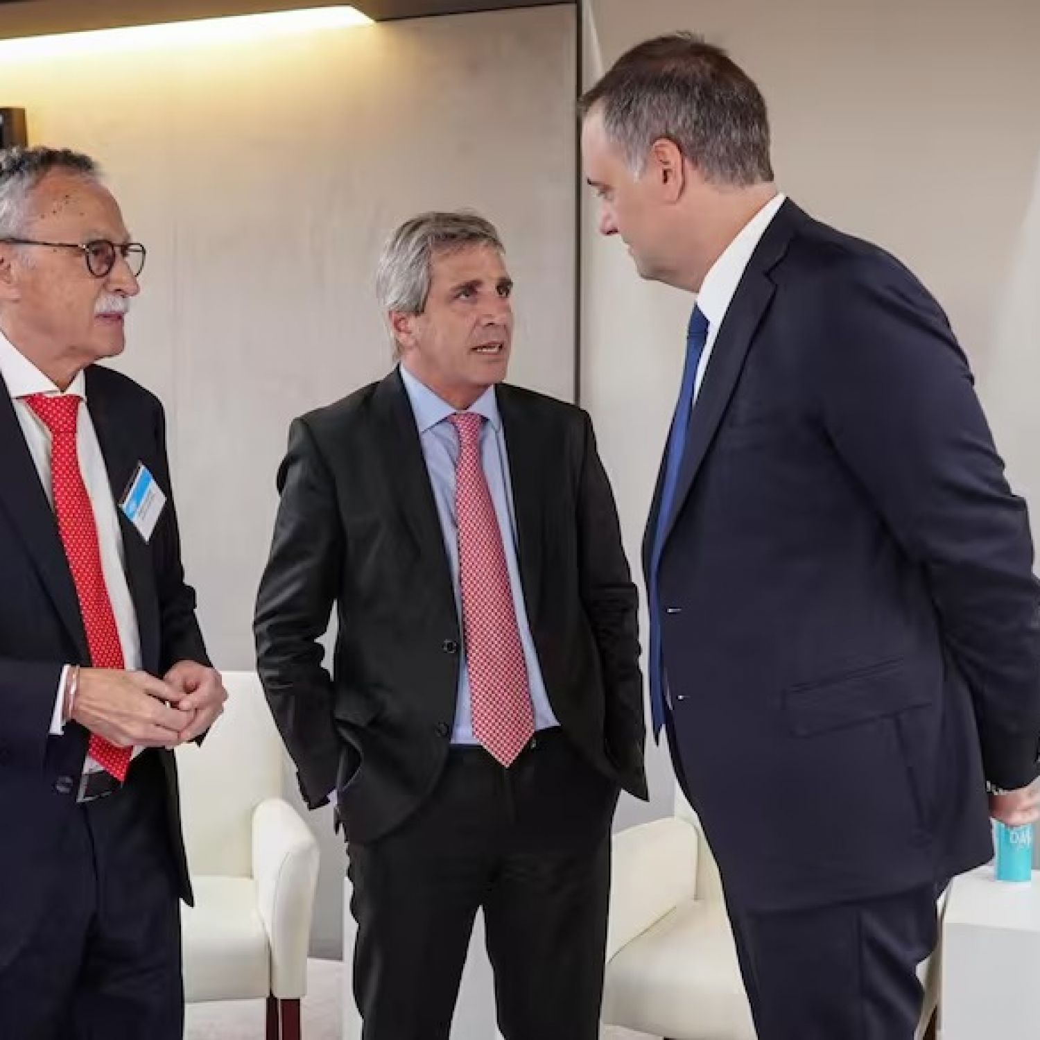 Mario Lugones y Luis Caputo se reunieron en medio de los reclamos por ...