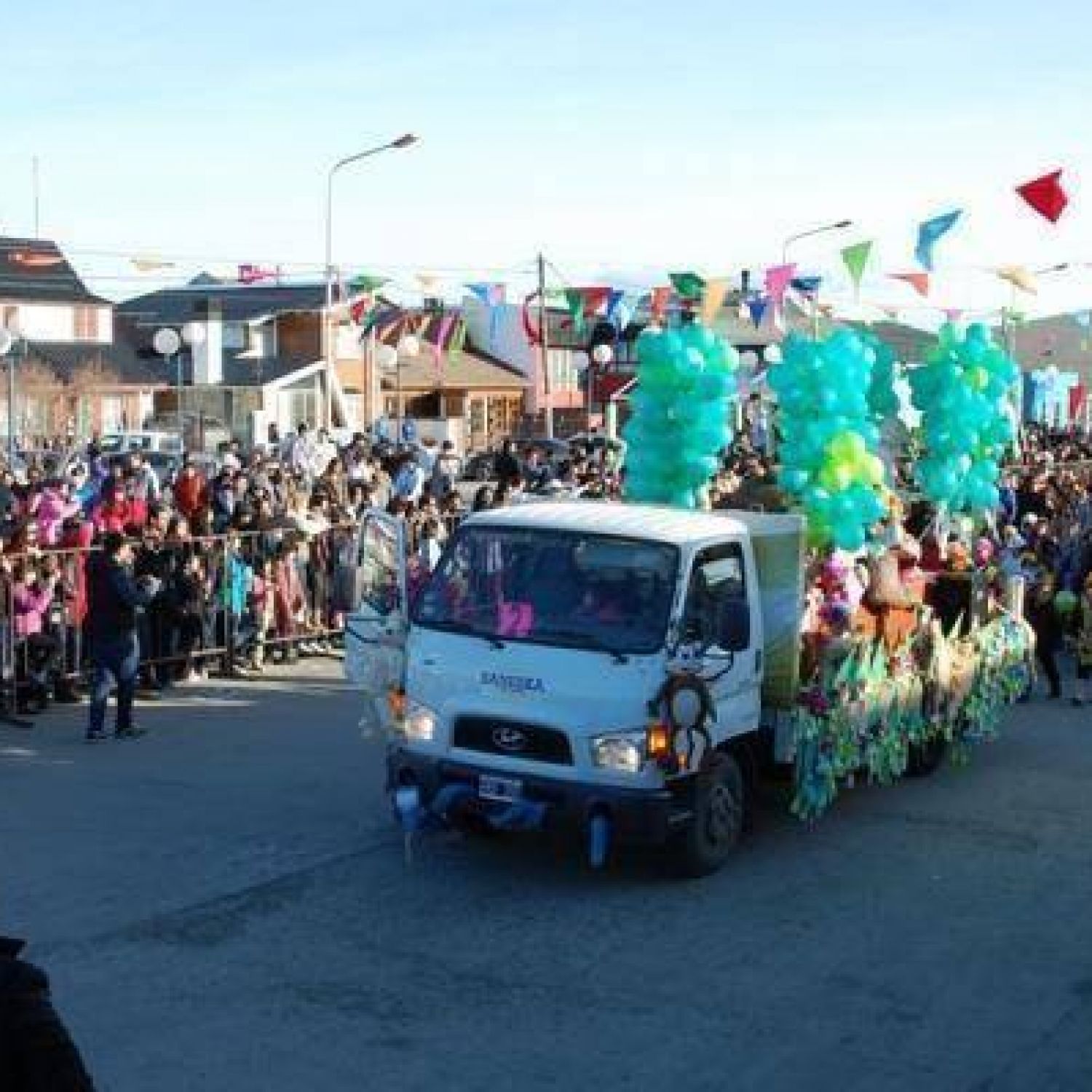 Una multitud disfrutó del Desfile de Primavera por las calles de la ...