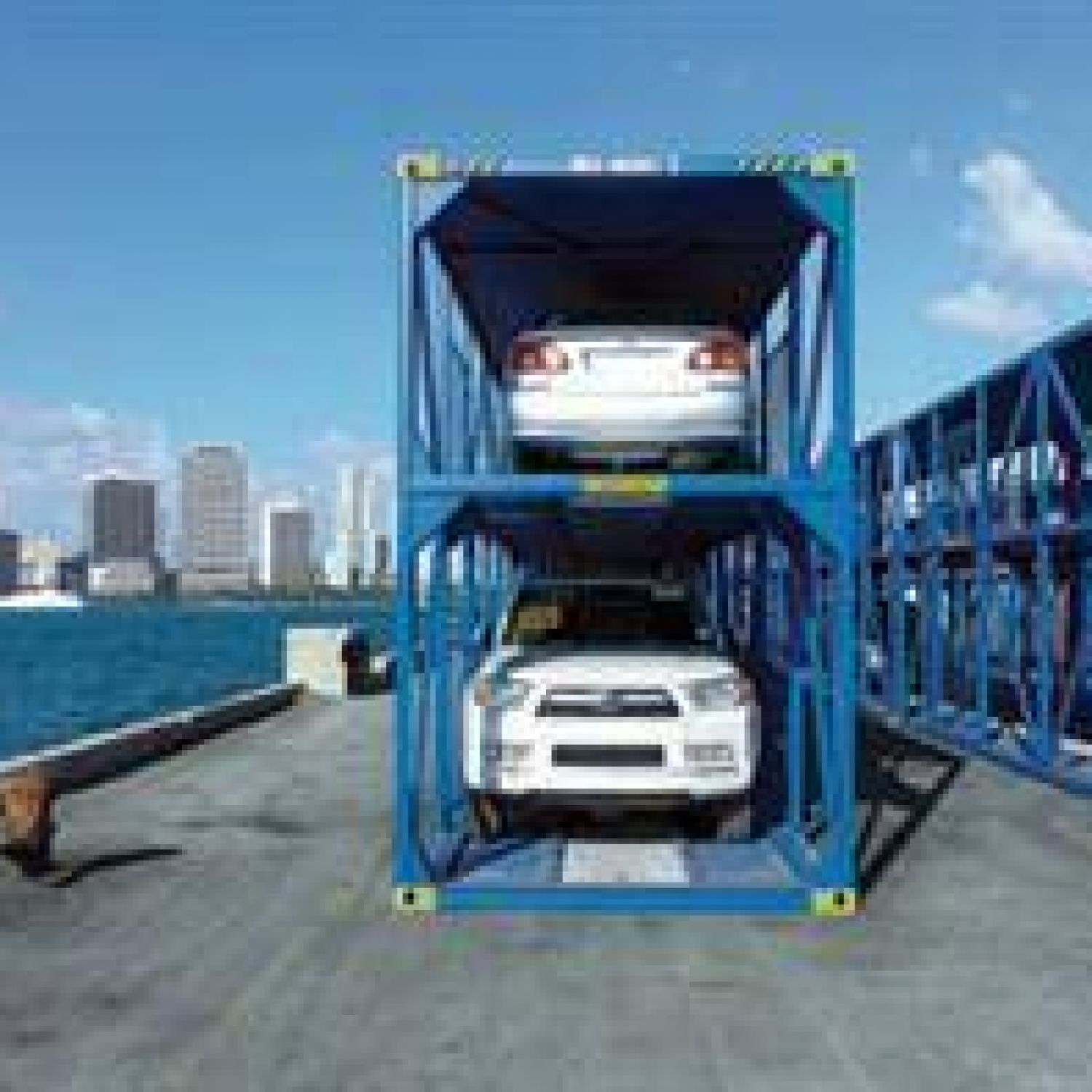 Autos en contenedores