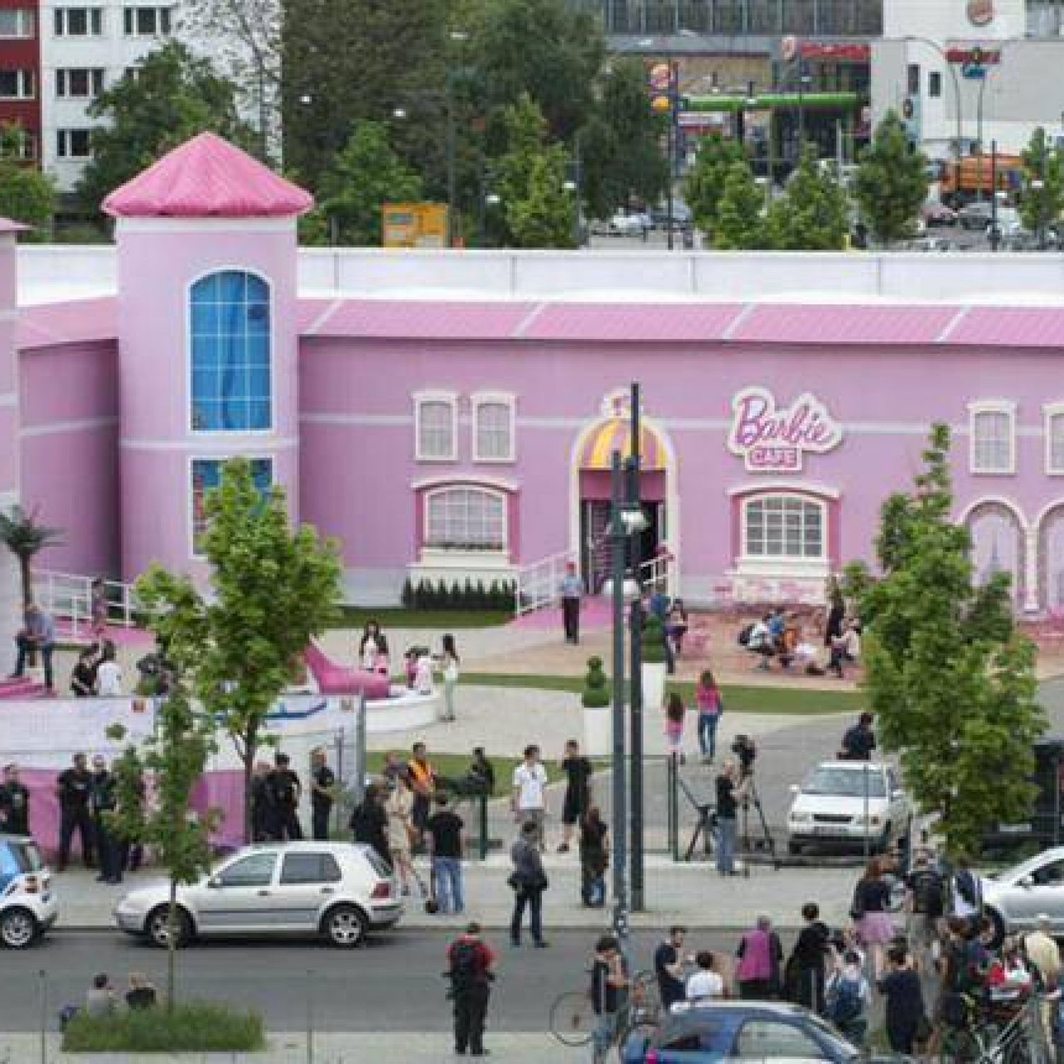 Abre sus puertas la casa de Barbie en Berlín con acusaciones de sexismo