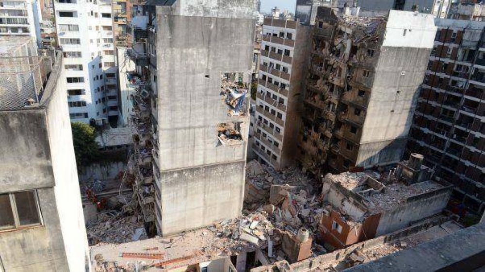 Descartan riesgo de derrumbe en el edificio de la explosión
