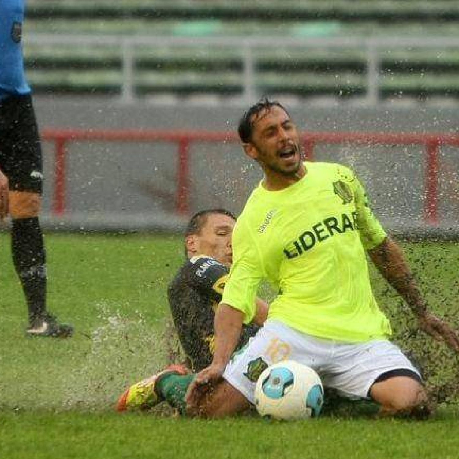 Para colmo, aparecen bajas